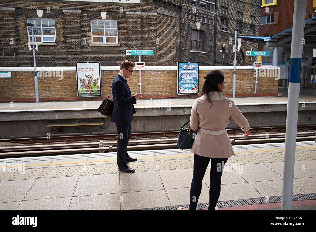 Londres - les navetteurs à côté de la thésaurisation ou adshells la ...