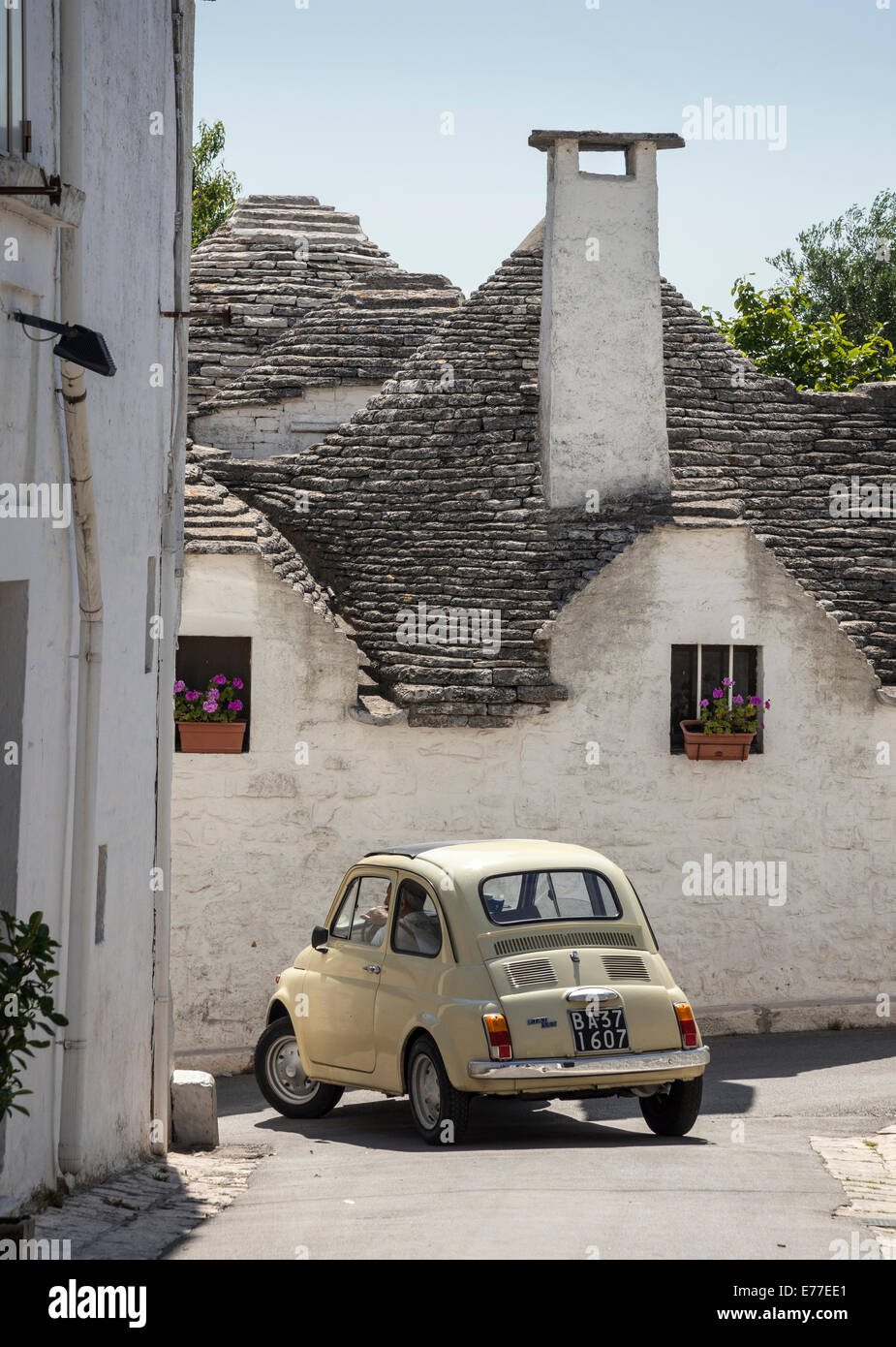 Fiat 500 et maisons trulli Alberobello, dans les Pouilles, en Italie ...