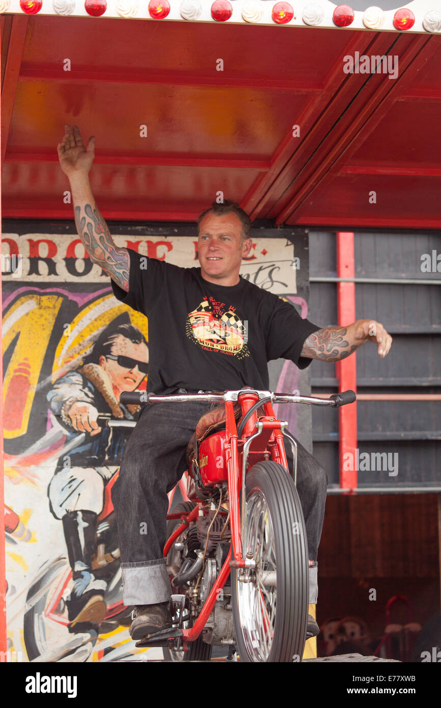 Wall Death Motorcycle Rider Banque d'image et photos - Alamy