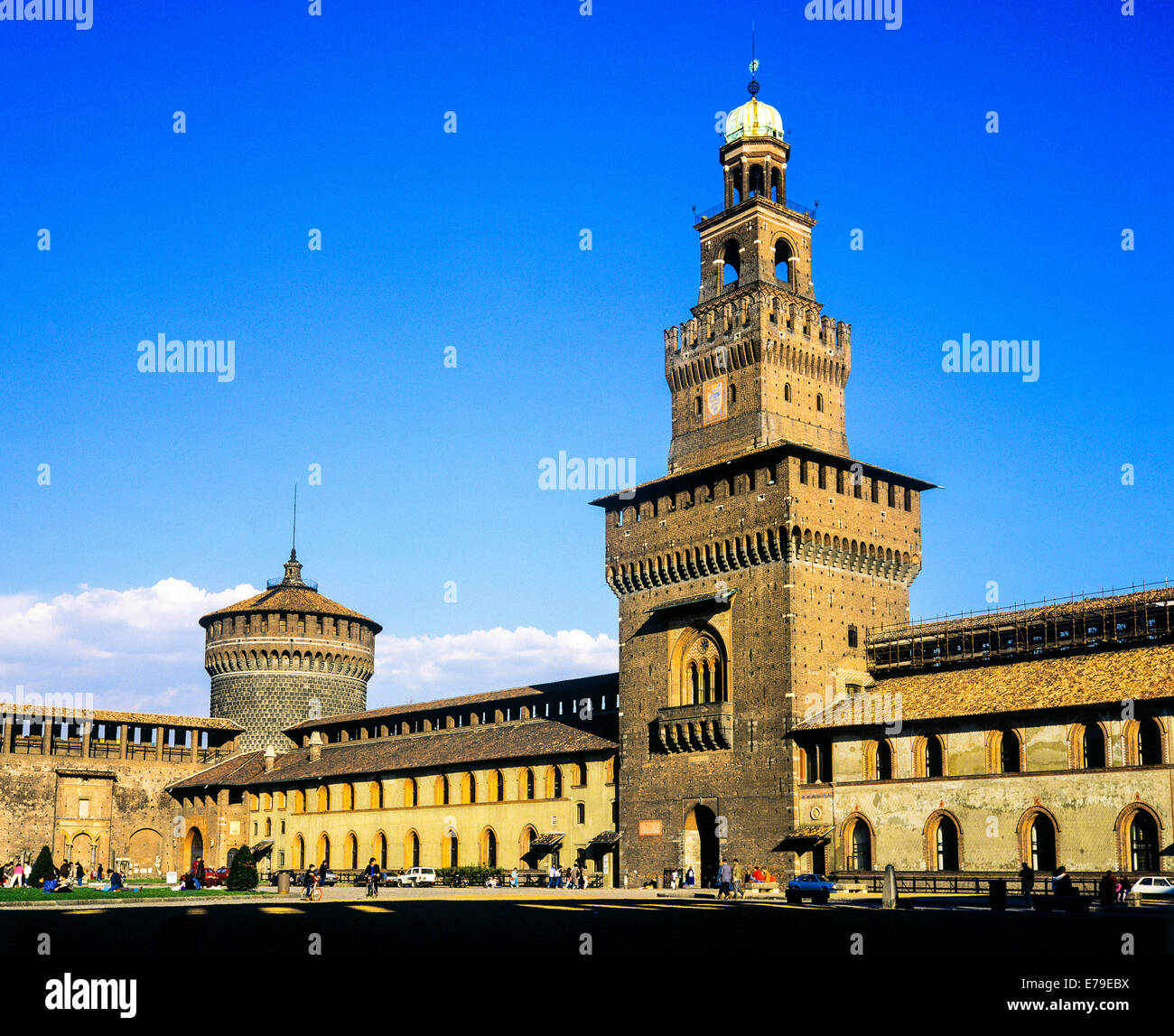 Le château Sforza Castello Sforzesco Milan Lombardie Italie Europe ...