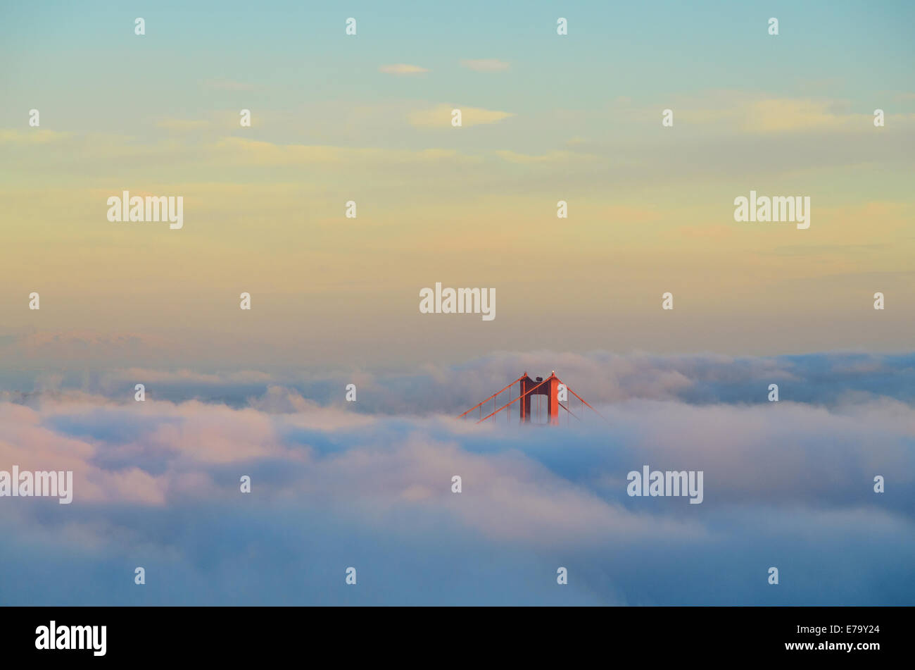 Brouillard de golden gate bridge Banque de photographies et d’images à ...