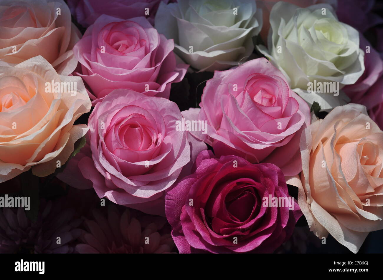 Fleurs artificielles rouges Banque de photographies et d’images à haute ...