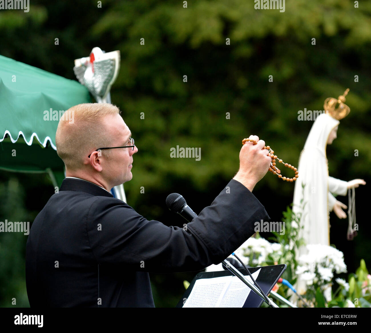 Fallowfield, Manchester, UK 13 septembre 2014 Fr Simon Stamp, un jeune ...