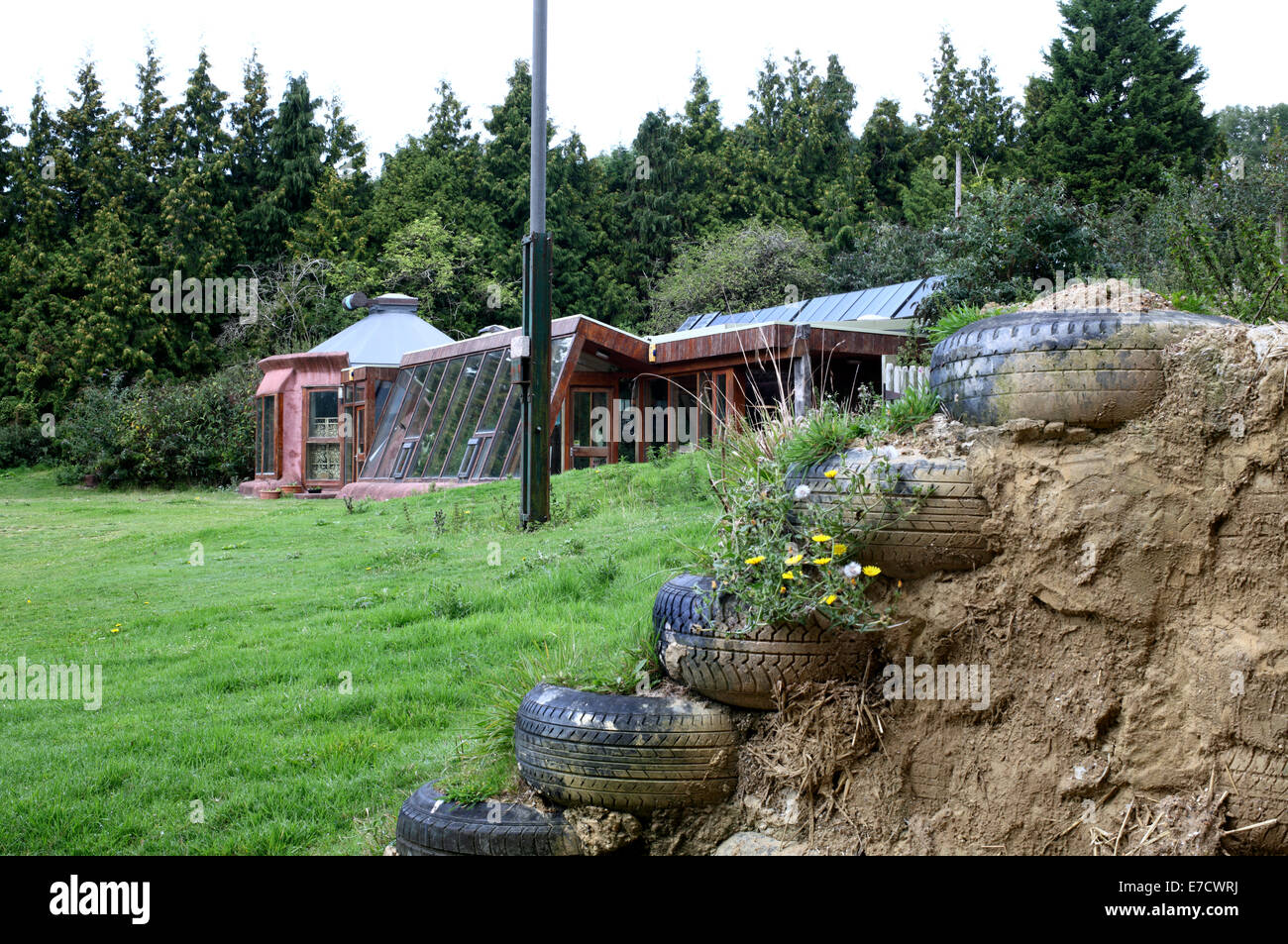Le Brighton Earthship avec, au premier plan, un exemple de la manière ...