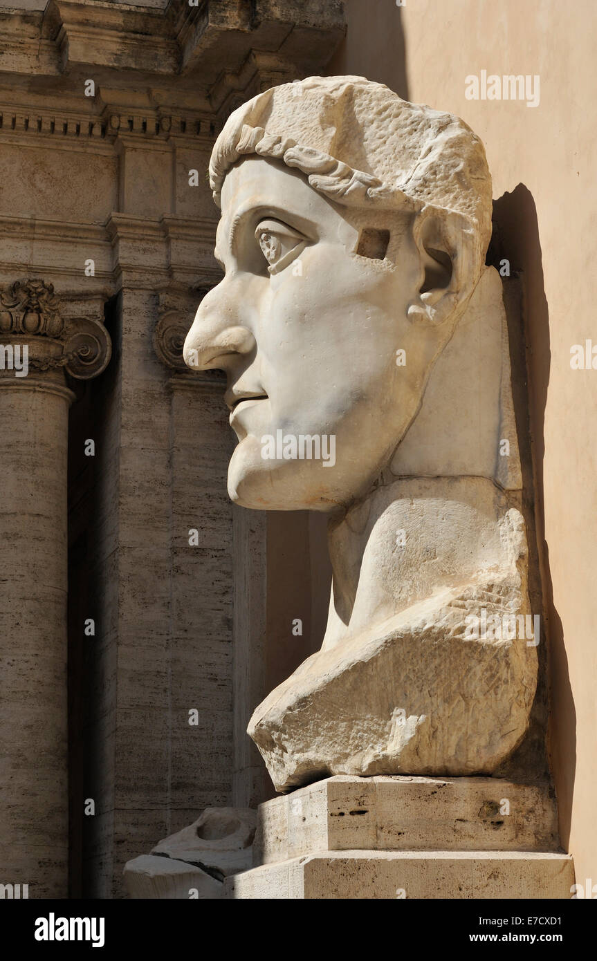 Rome. L'Italie. Vestiges de l'immense statue de AD C 4e empereur romain ...