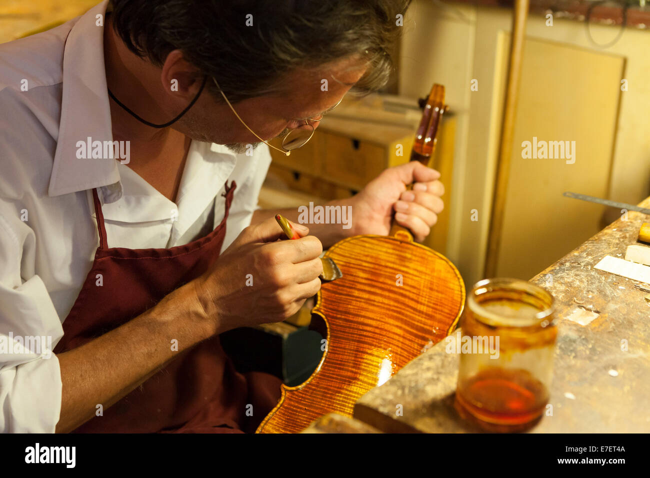 Luthier maker instrument de musique Banque de photographies et d’images ...