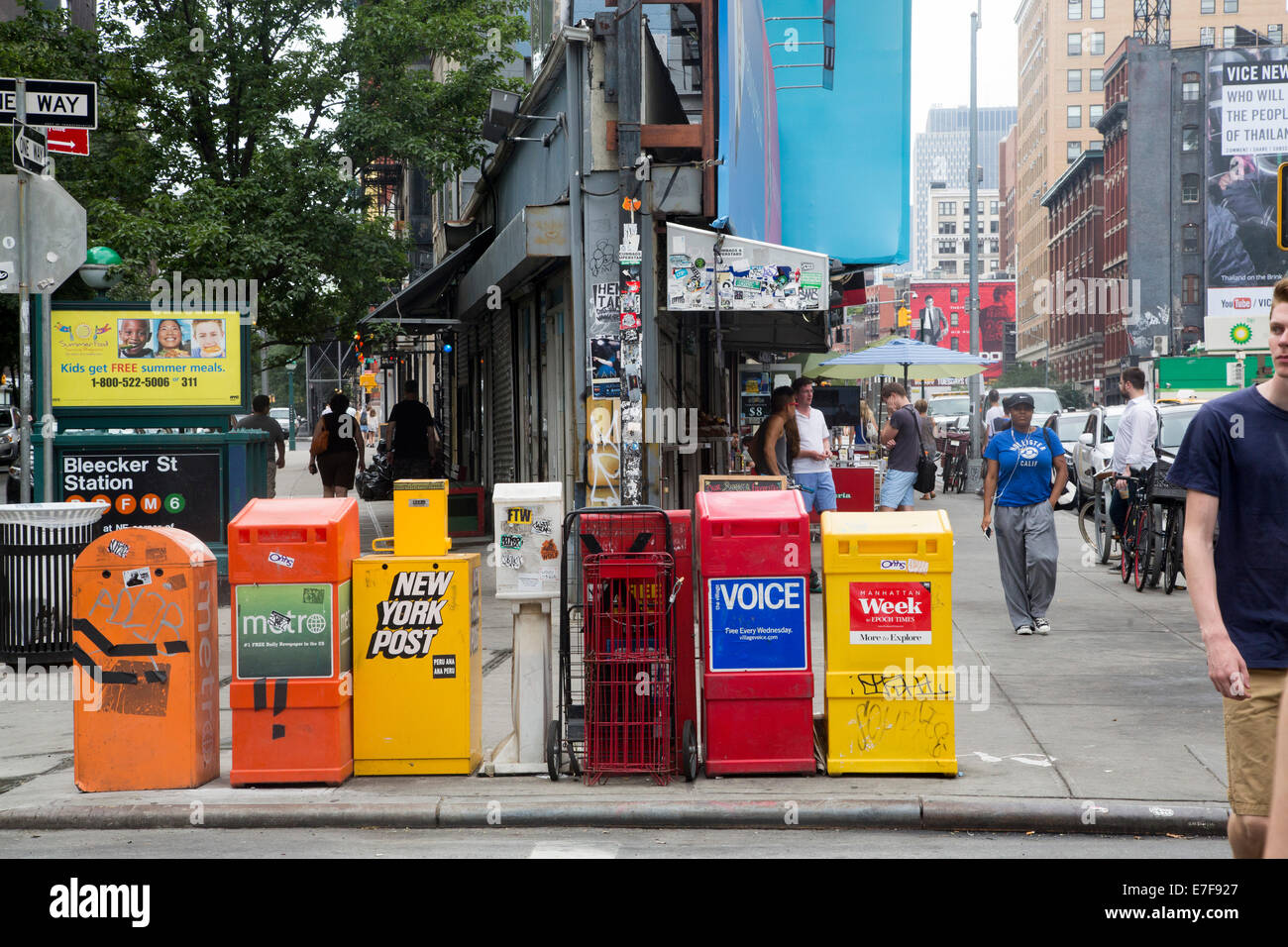 Newspaper racks Banque de photographies et d’images à haute résolution ...
