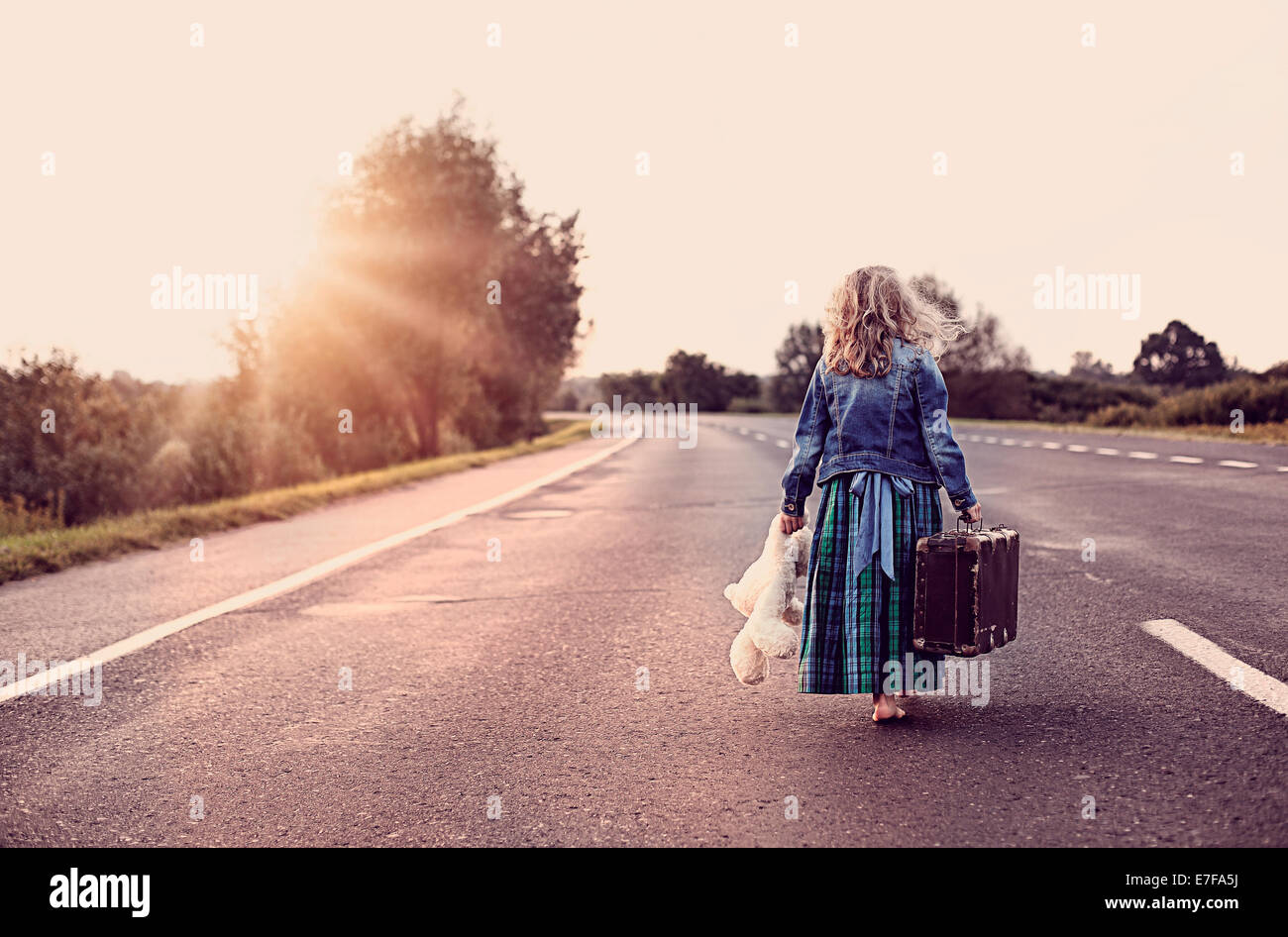 S'échapper de la chambre - une petite fille avec une valise Photo Stock ...
