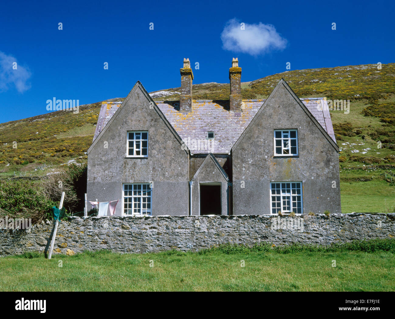 W face de Carreg Fawr Mynydd Enlli ferme avec à l'arrière : L'une des ...