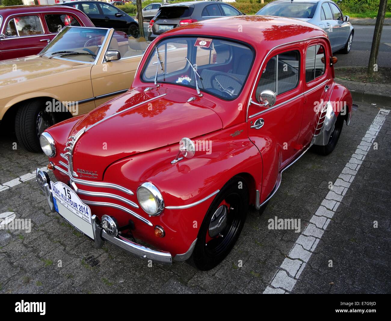 La Renault 4 CV Voiture Oldtimer Oldtimer Photo Stock - Alamy