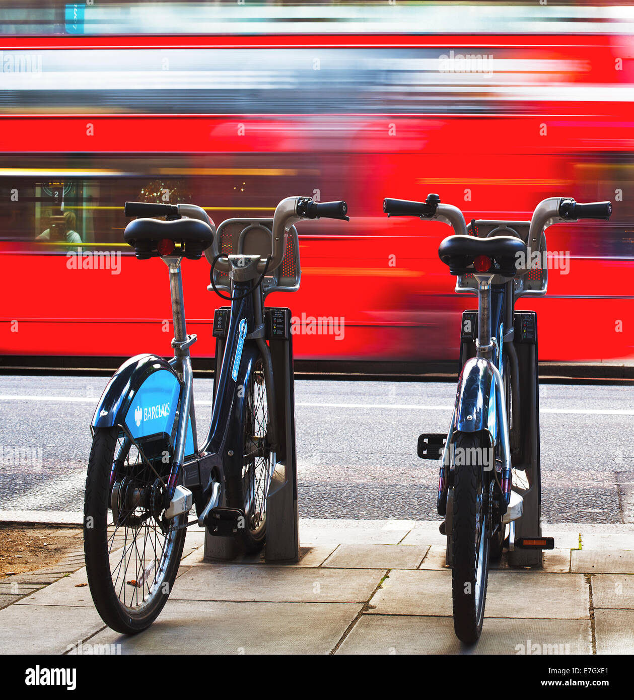 Les vélos et les bus rouges de Londres, Baker Street, London, England ...