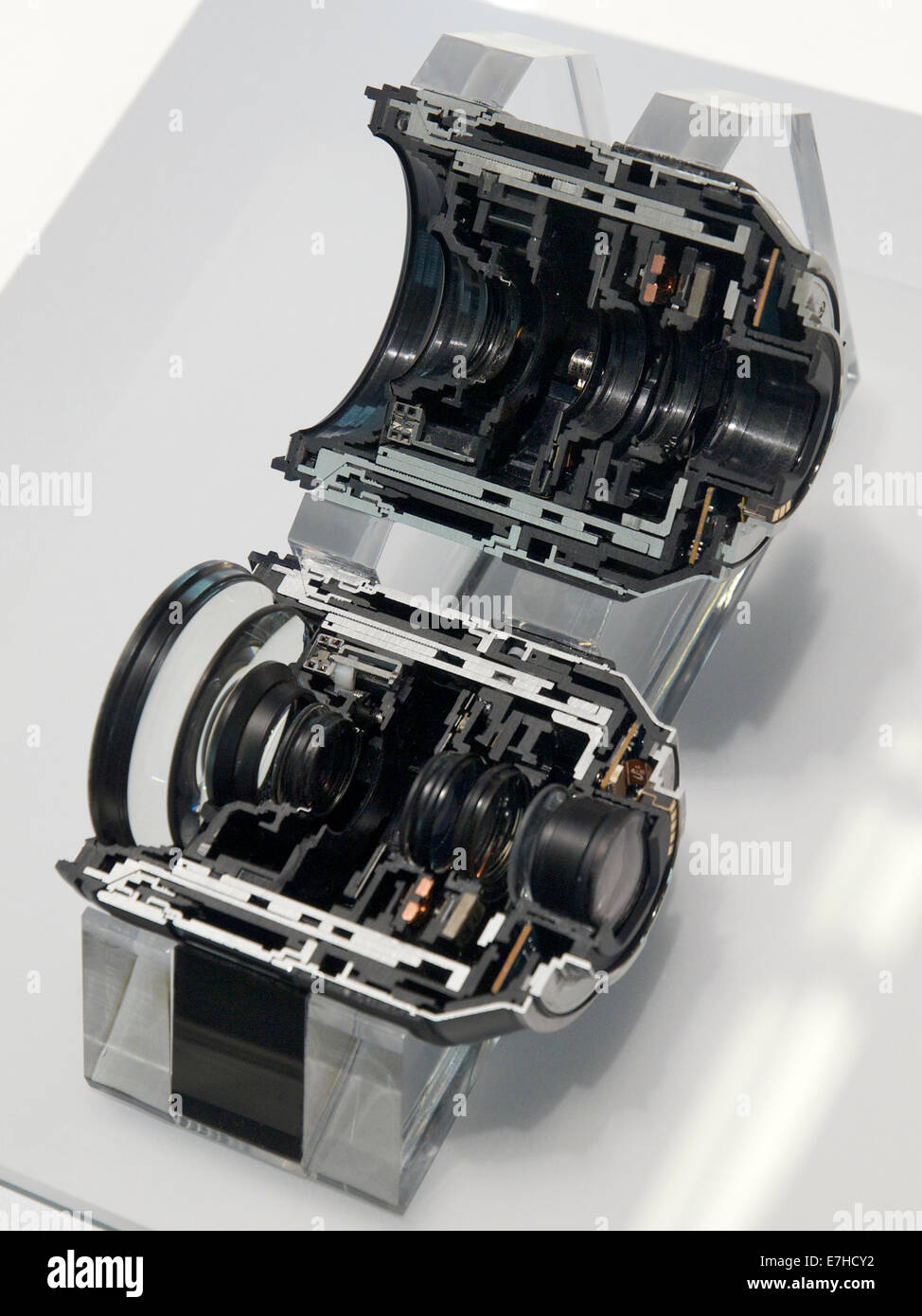 Objectif zoom réduit de moitié et ouvert pour montrer l'intérieur avec ...