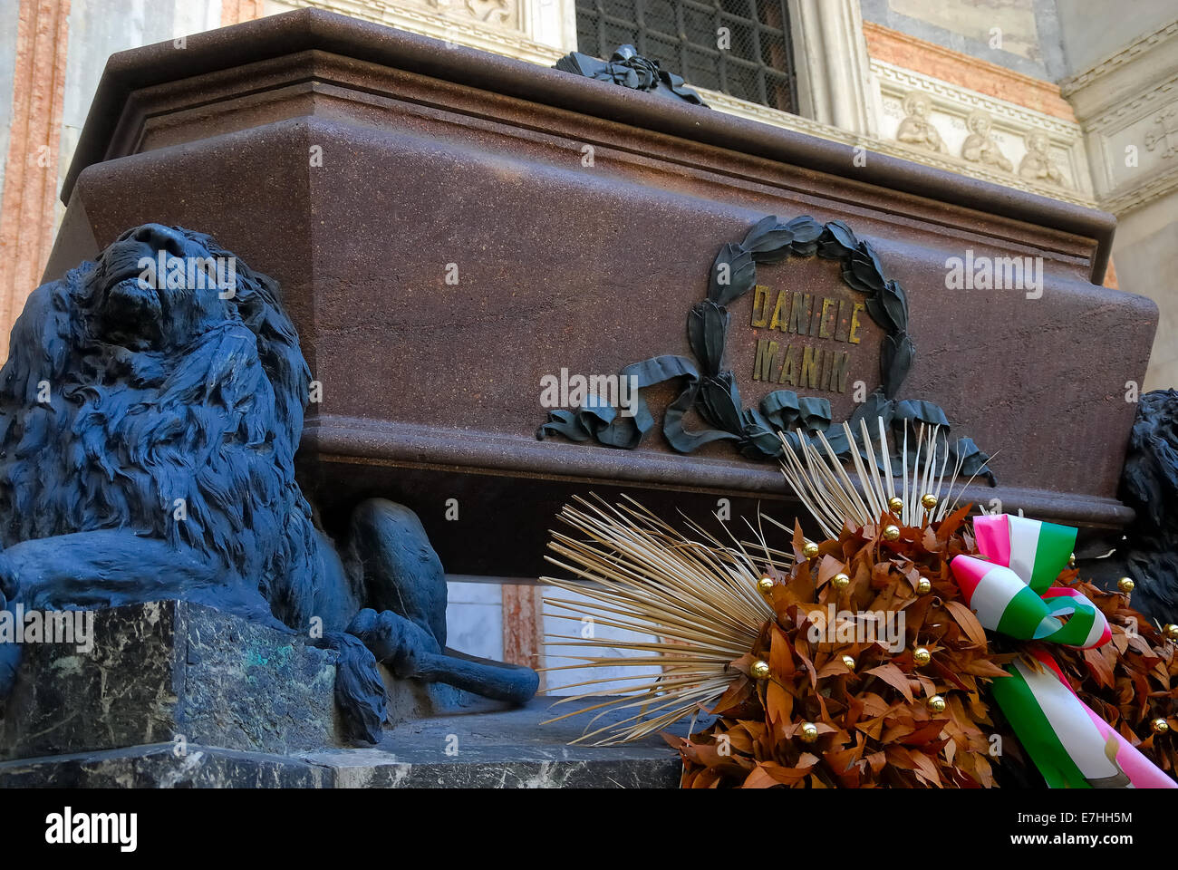 Venise, la tombe de Daniele Manin dans la place San Marco. Manin était ...