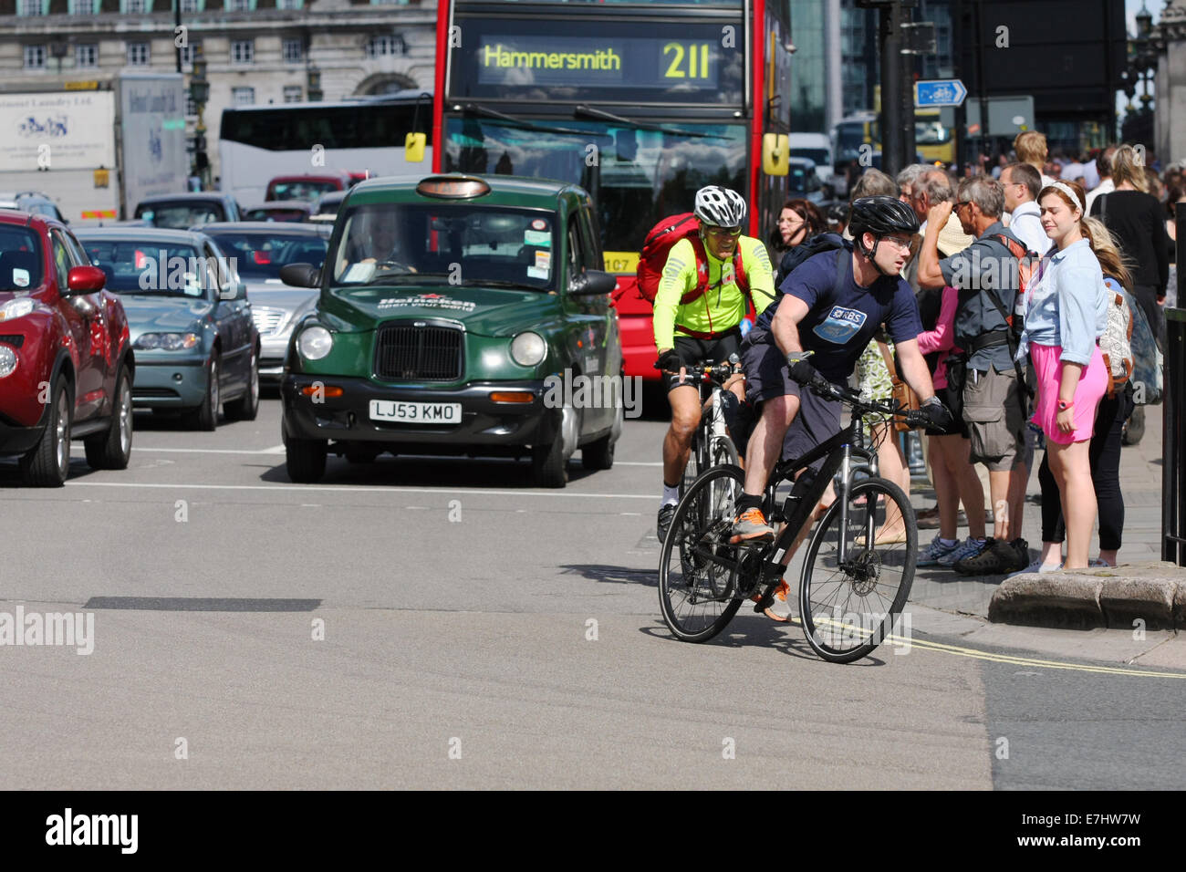 Les cyclistes font la queue devant les voitures Banque de photographies ...