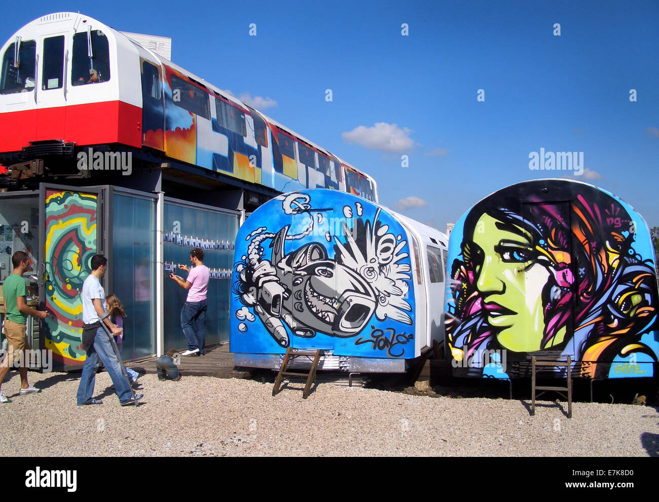 Grand souterrain sur le toit,tube Graffiti wagons de train, Rue ...