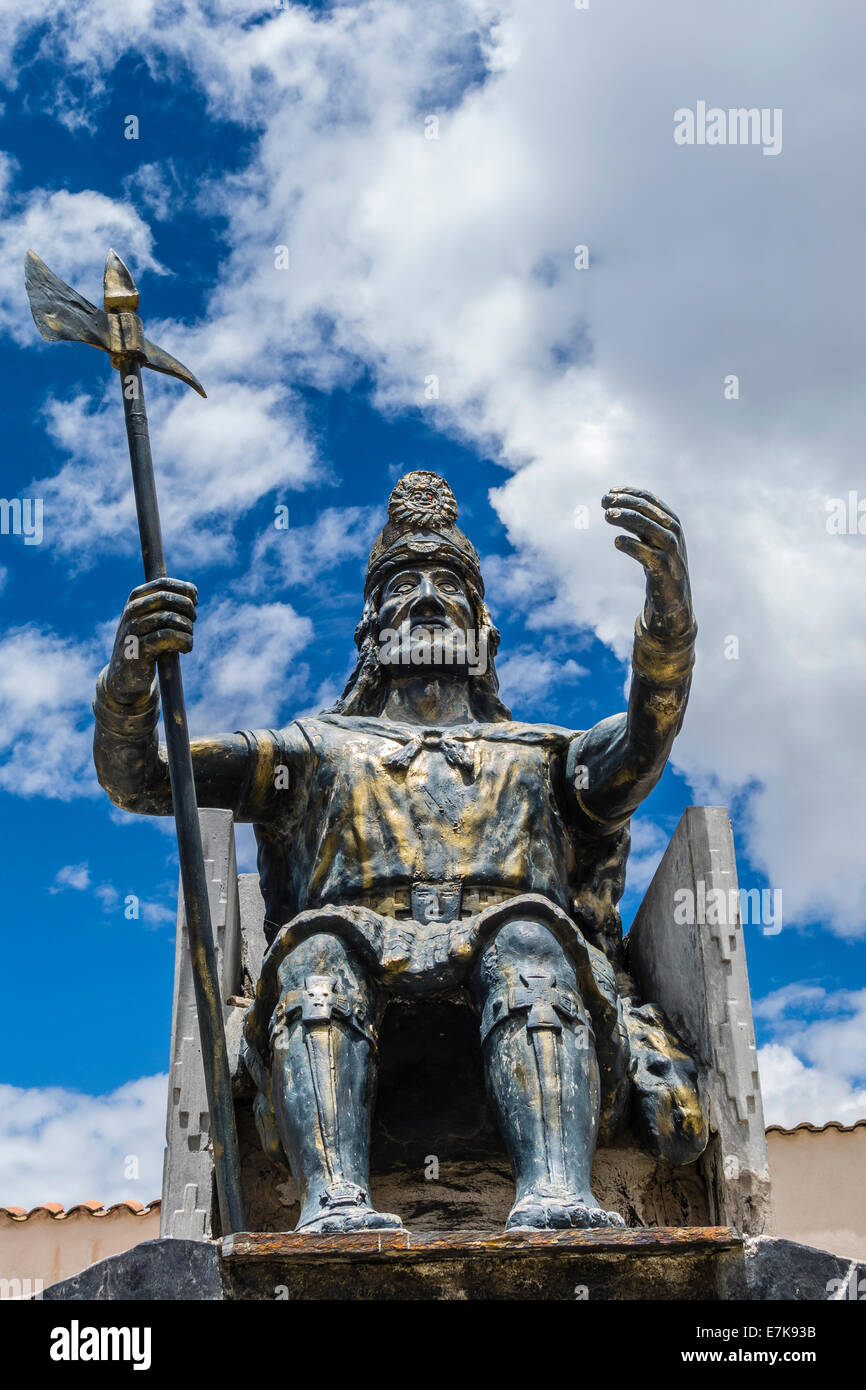 Statue d'un roi guerrier Inca tenant une hache d'armes de type et ...