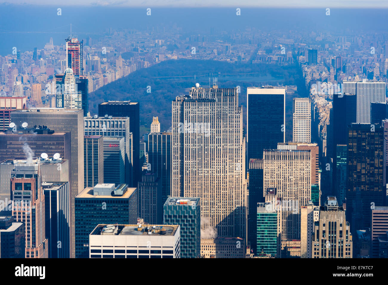 Nous, la ville de New York. Vue depuis l'Empire State Building d'observation. GE Building ...