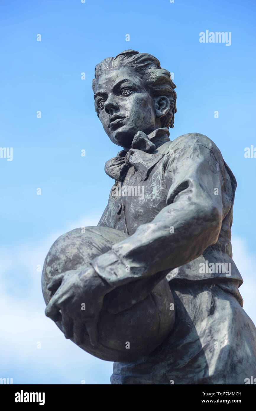 Statue of william webb ellis Banque de photographies et d’images à ...