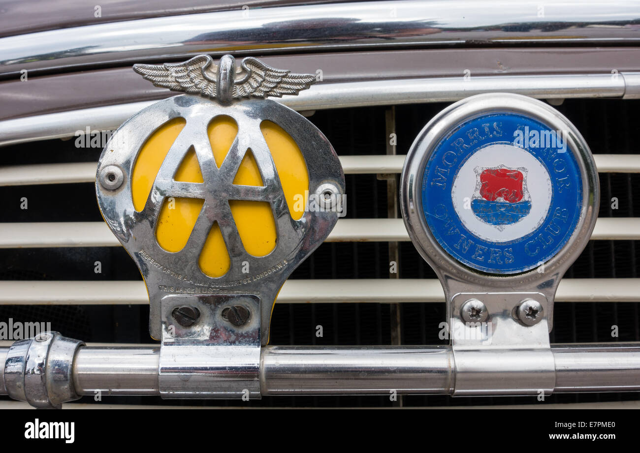 AA antique de badge et Morris Minor Owners Club badge sur une barre ...