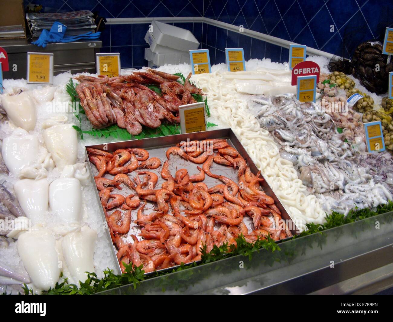 Différents types de poissons à vendre at a market stall Photo Stock - Alamy