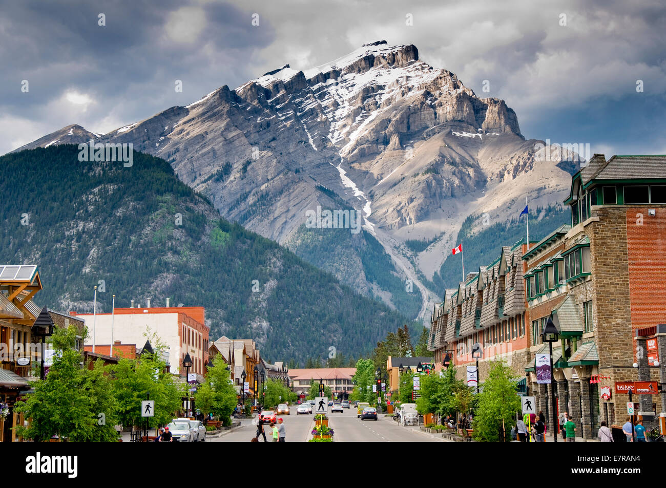 Main street banff Banque de photographies et d’images à haute ...