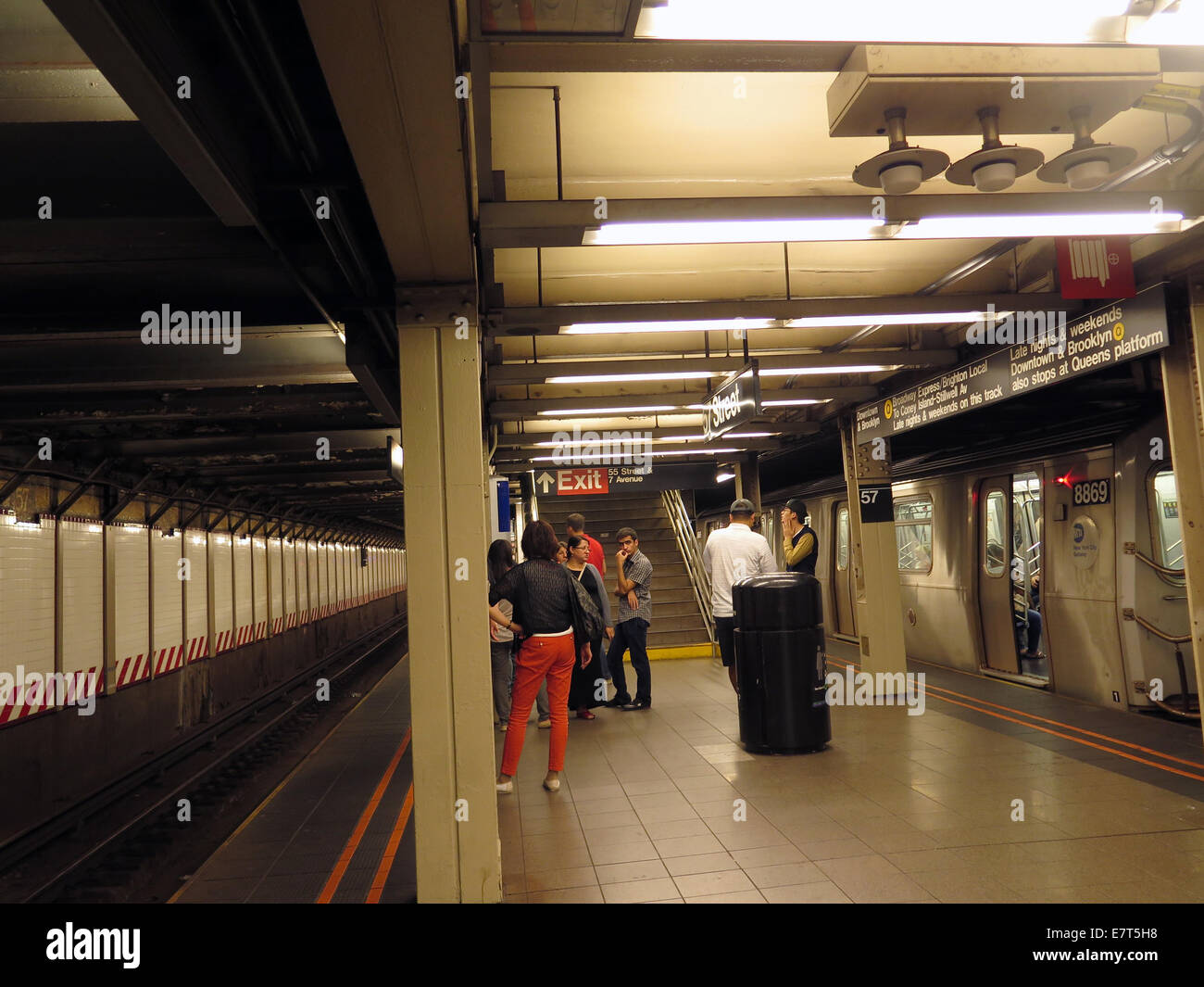 Les passagers attendre le prochain train en direction de l'Uptown 57th ...