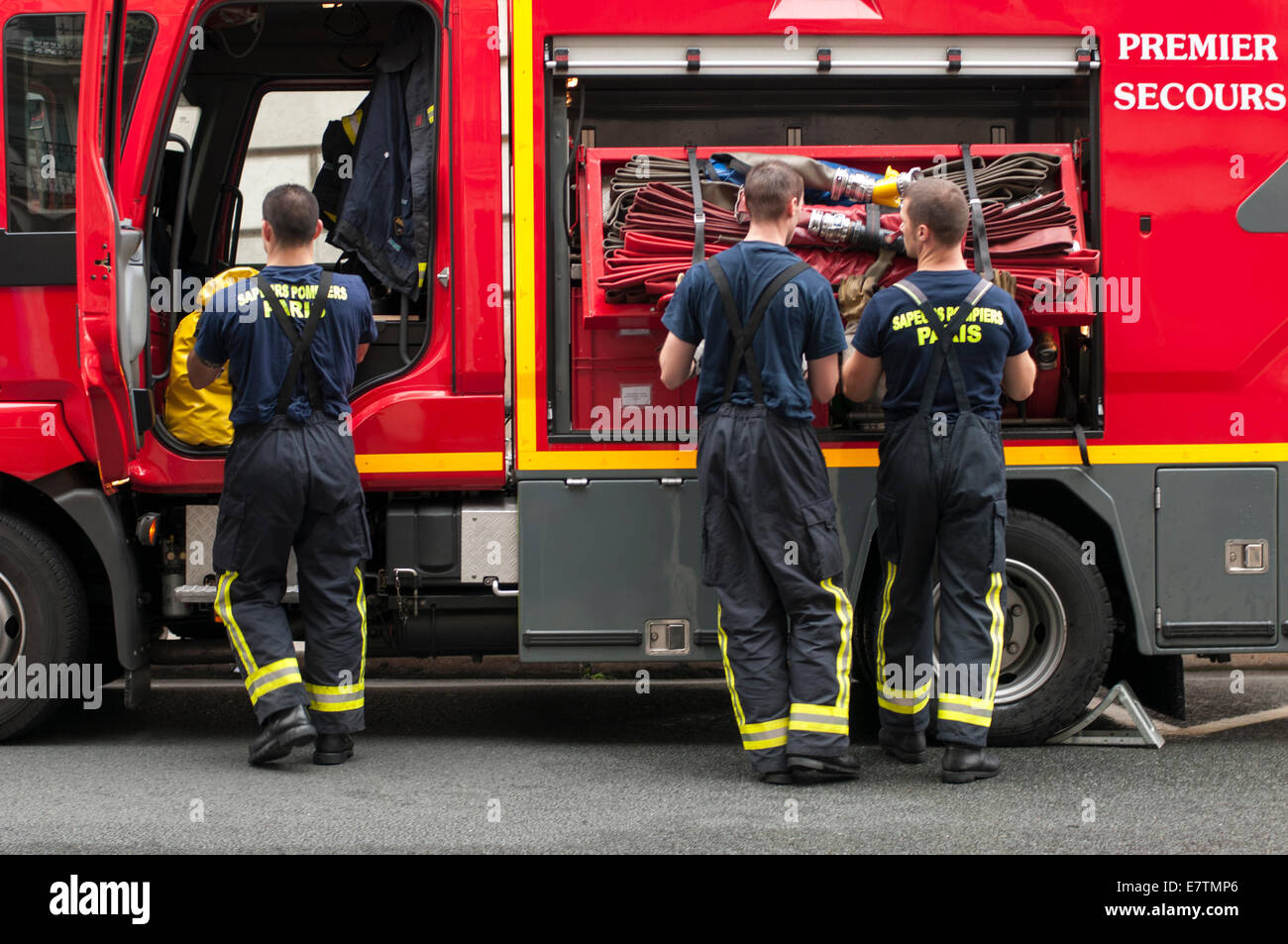 Trois pompiers français de préparer leur équipement Photo Stock - Alamy