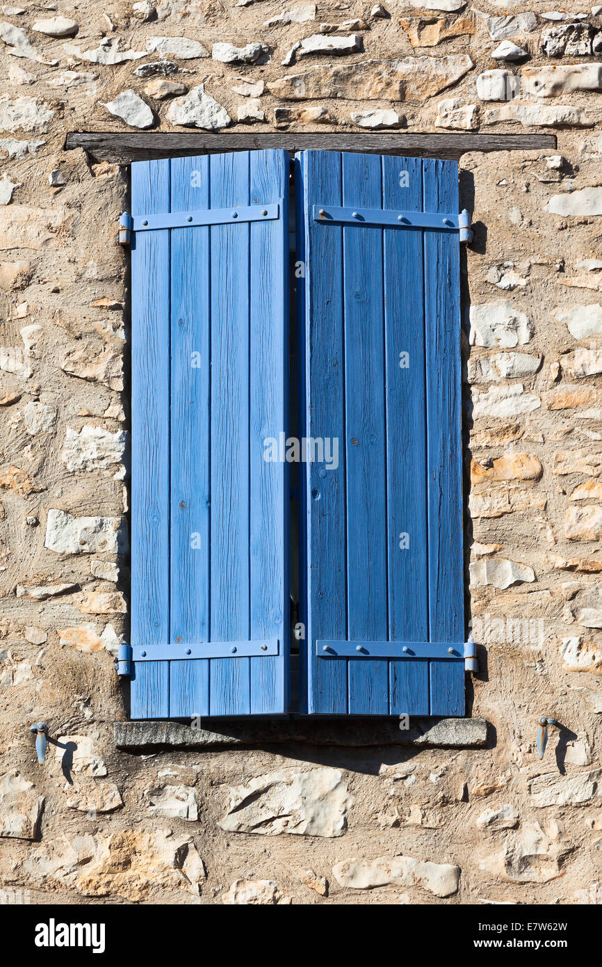 Façade de maison aux volets bleus en France. Shot verticale Photo Stock ...
