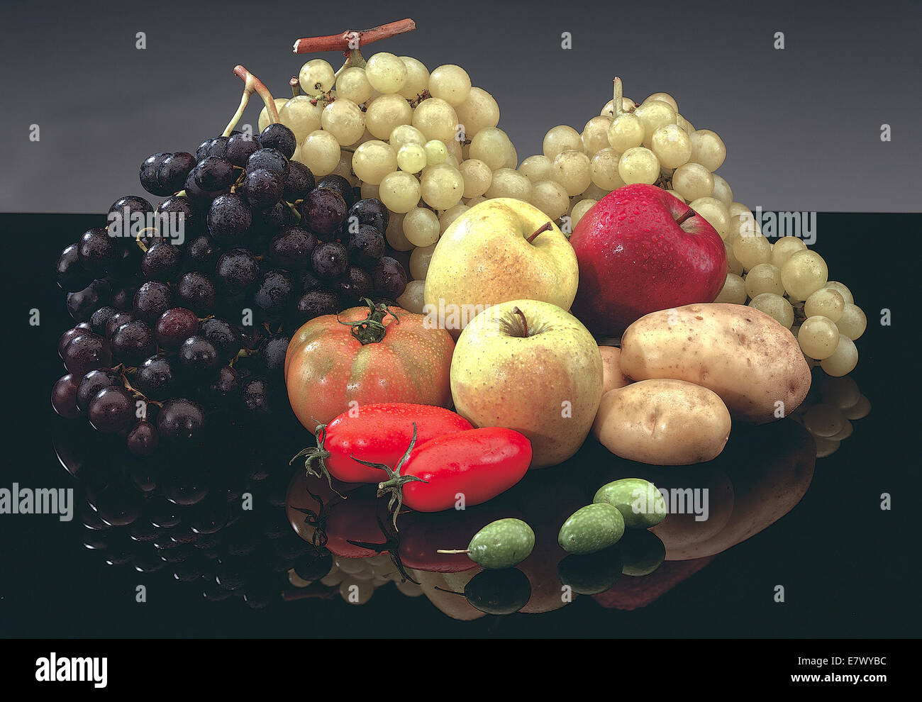 Nature morte fruits legumes Banque de photographies et d’images à haute résolution - Alamy