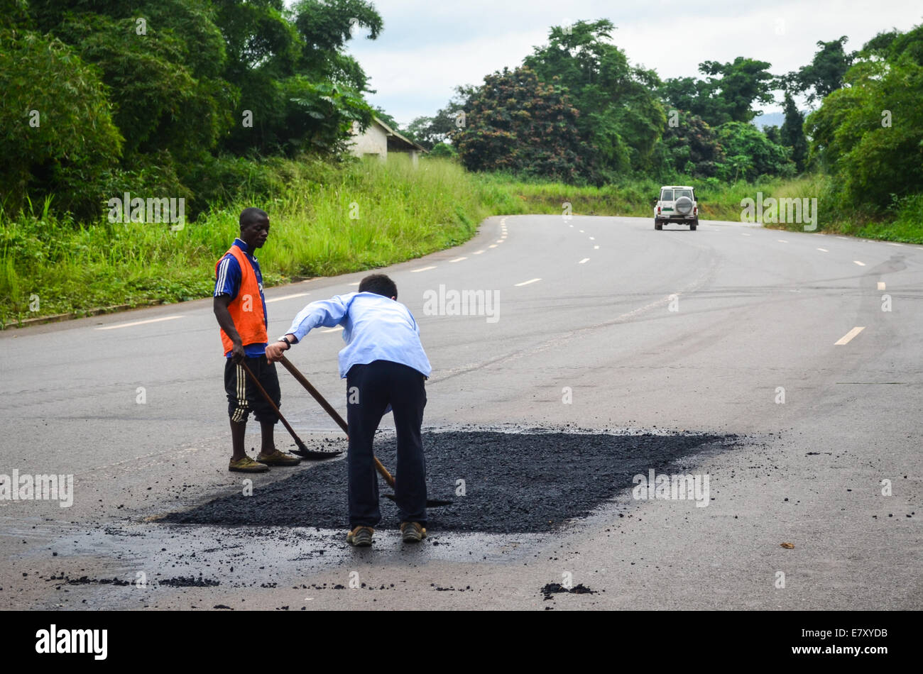 Les travailleurs chinois et congolais re-ouvrir la nouvelle route ...