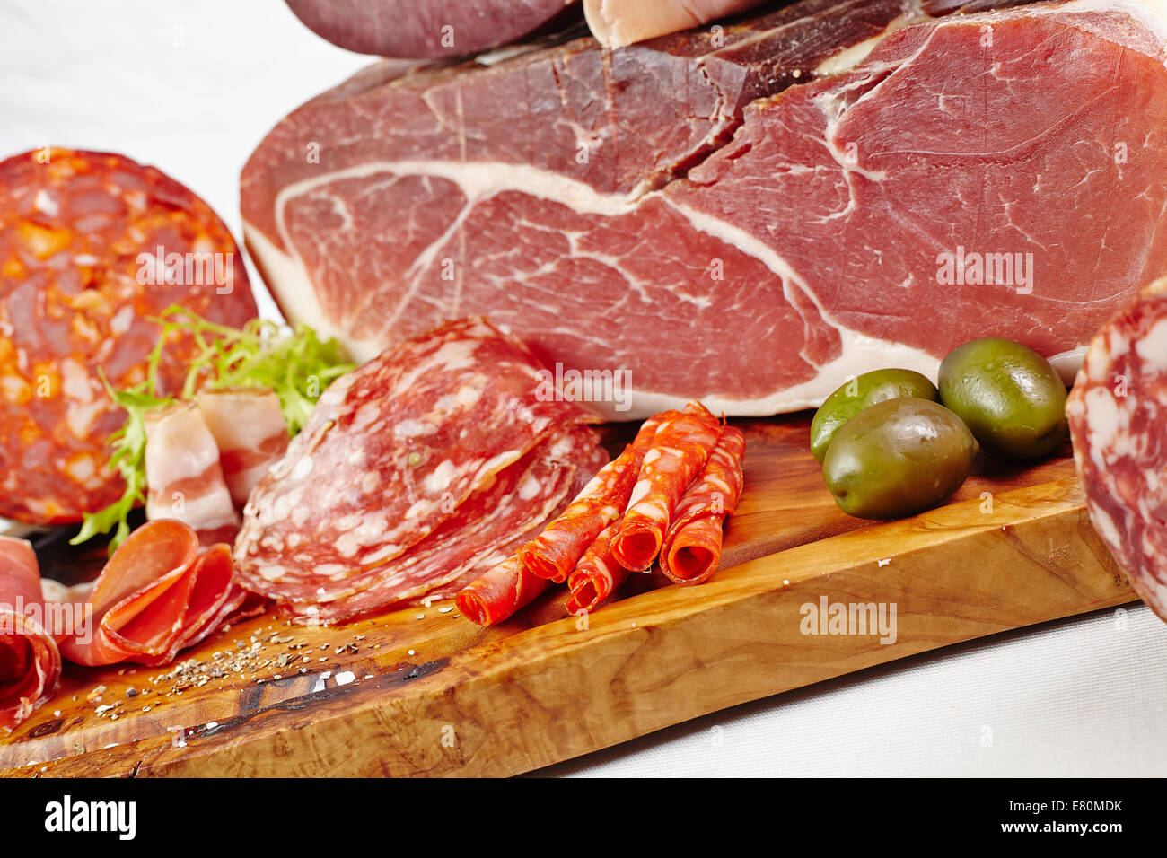 Viandes sur une planche Banque de photographies et d’images à haute ...