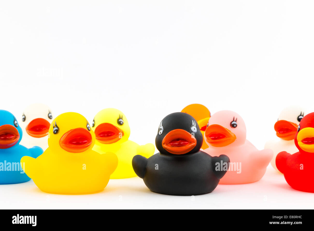 La diversité - Groupe de canards en caoutchouc de différentes couleurs ...