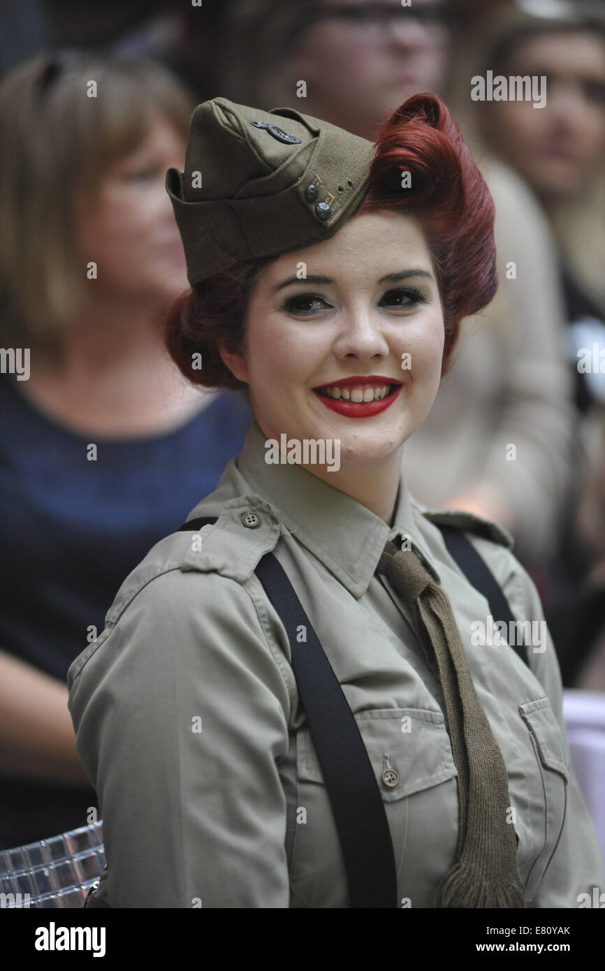 Miss Scarlett Luxe (de son vrai nom Sarah Wingrove) un '50 modèle pin ...