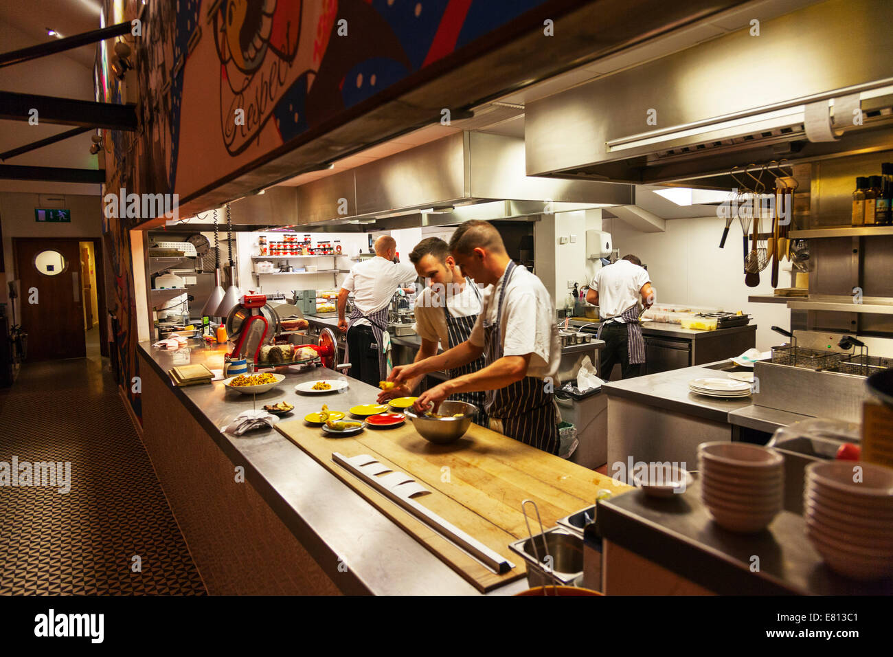 Col de cuisine chef cuisiniers cuisiniers du restaurant de Jamie Oliver ...