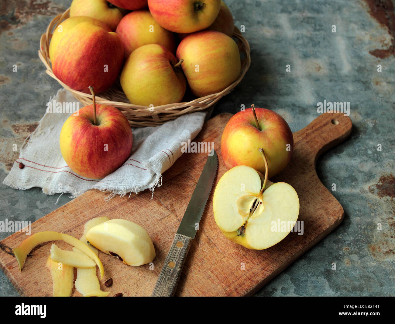 Fruits sur une planche de bois Banque de photographies et d’images à ...