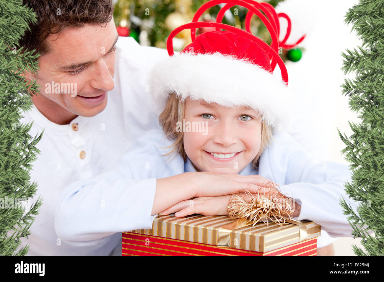Beau Père Célébrer Noël Avec Son Fils Photo Stock Alamy