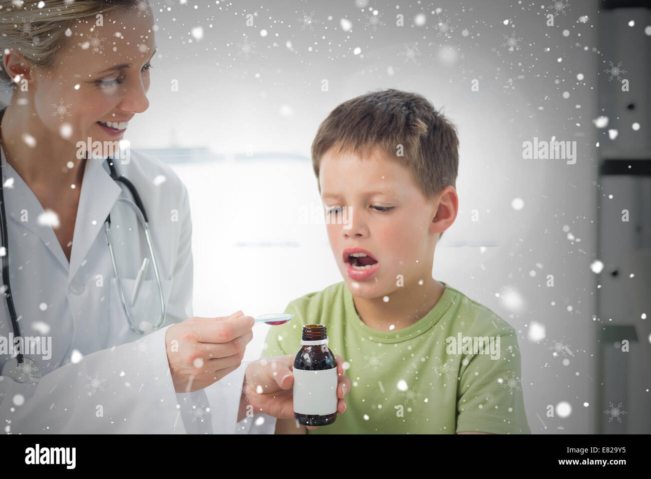 Doctor giving petit garçon du sirop contre la toux Photo Stock - Alamy