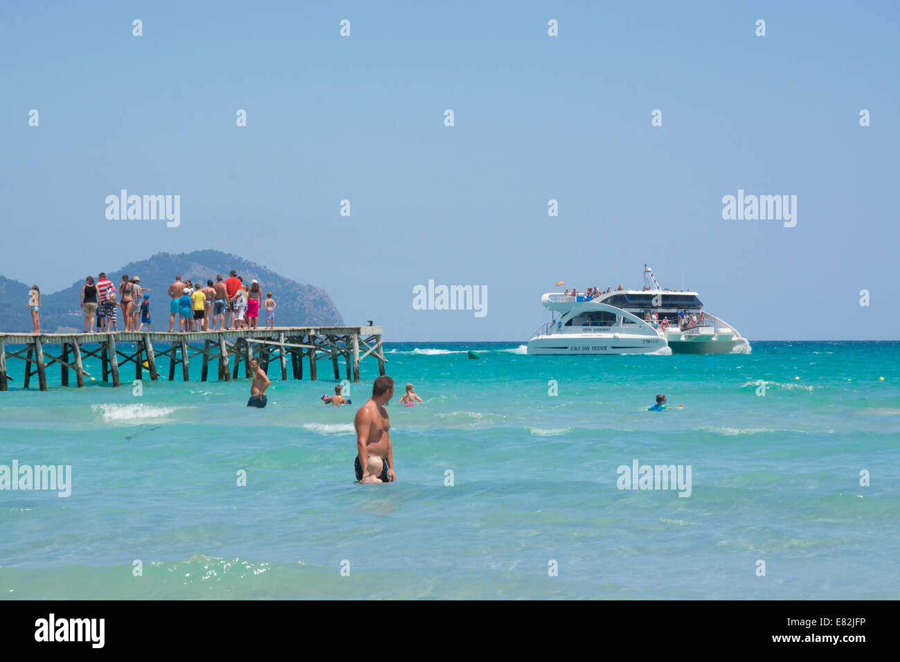 Emerald Beach avec de l'eau claire comme du cristal et les vacanciers ...