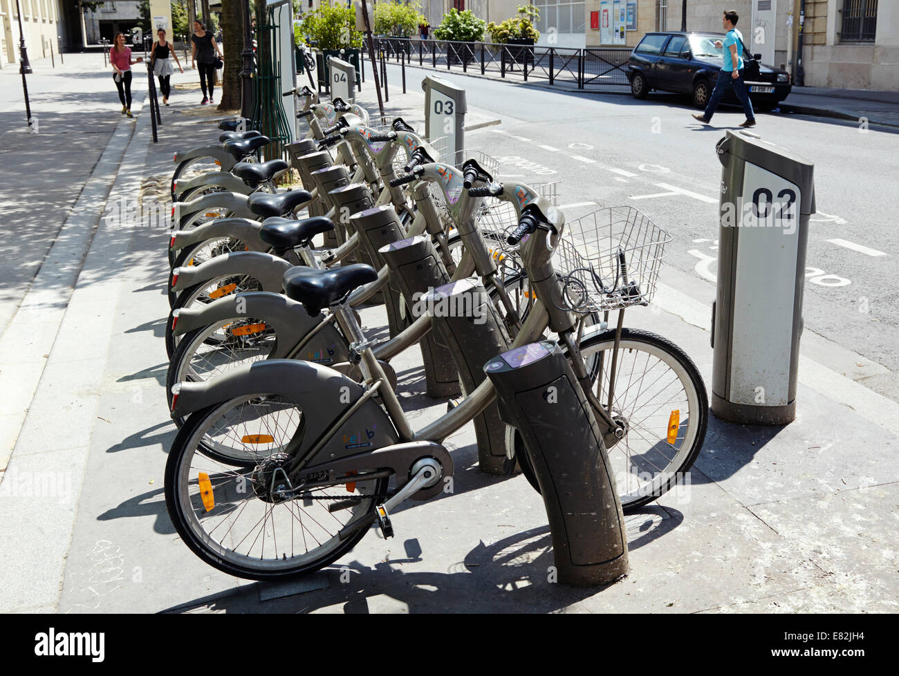Cycle paris Banque de photographies et d’images à haute résolution - Alamy