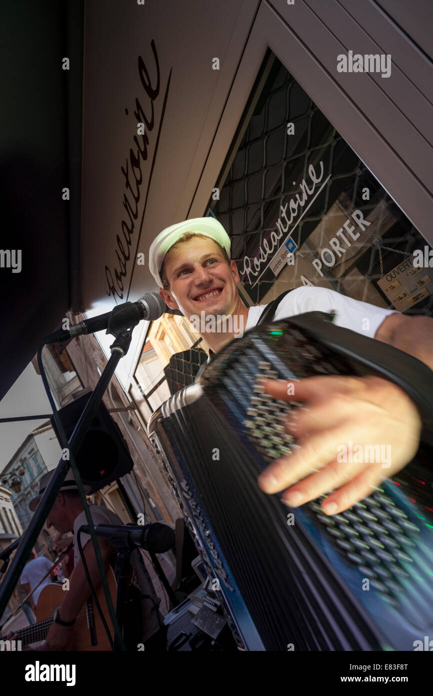 Musicien de rue à l'accordéon dans les rues de Bergerac lors de ...