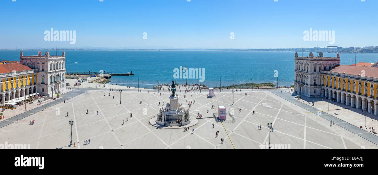 Vue aérienne de la Praca do Comercio aka Terreiro do Paco, avec le roi ...