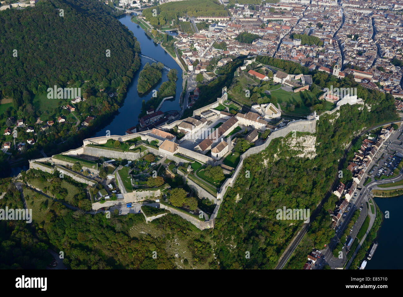 Citadelle DE BESANÇON (vue aérienne). Fortifications donnant sur la ... Citadelle DE BESANÇON (vue aérienne). Fortifications donnant sur la ...