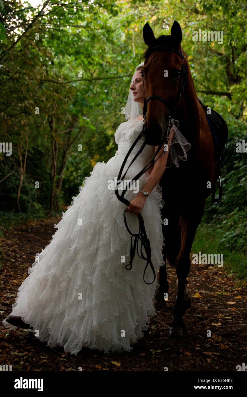 Femme menant un cheval sur la bride Banque de photographies et d’images ...