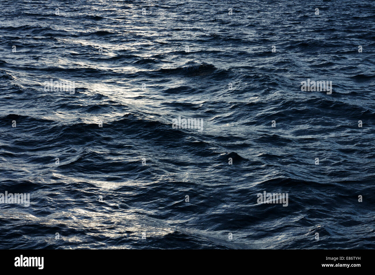Eaux sombres profondes Banque de photographies et d’images à haute résolution - Alamy