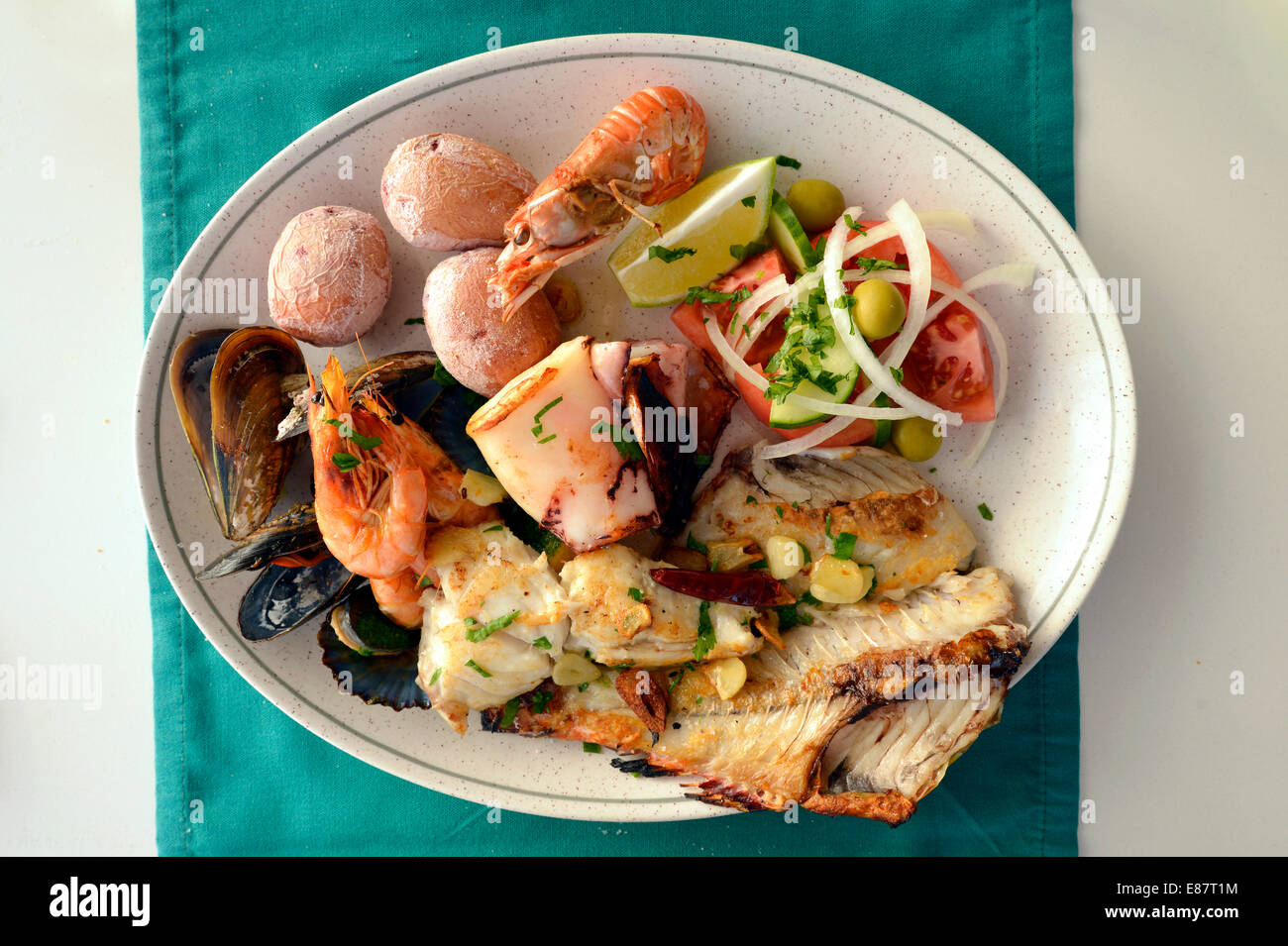 Plat de poisson typiques aux crevettes, moules, merlan, pieuvre, des ...