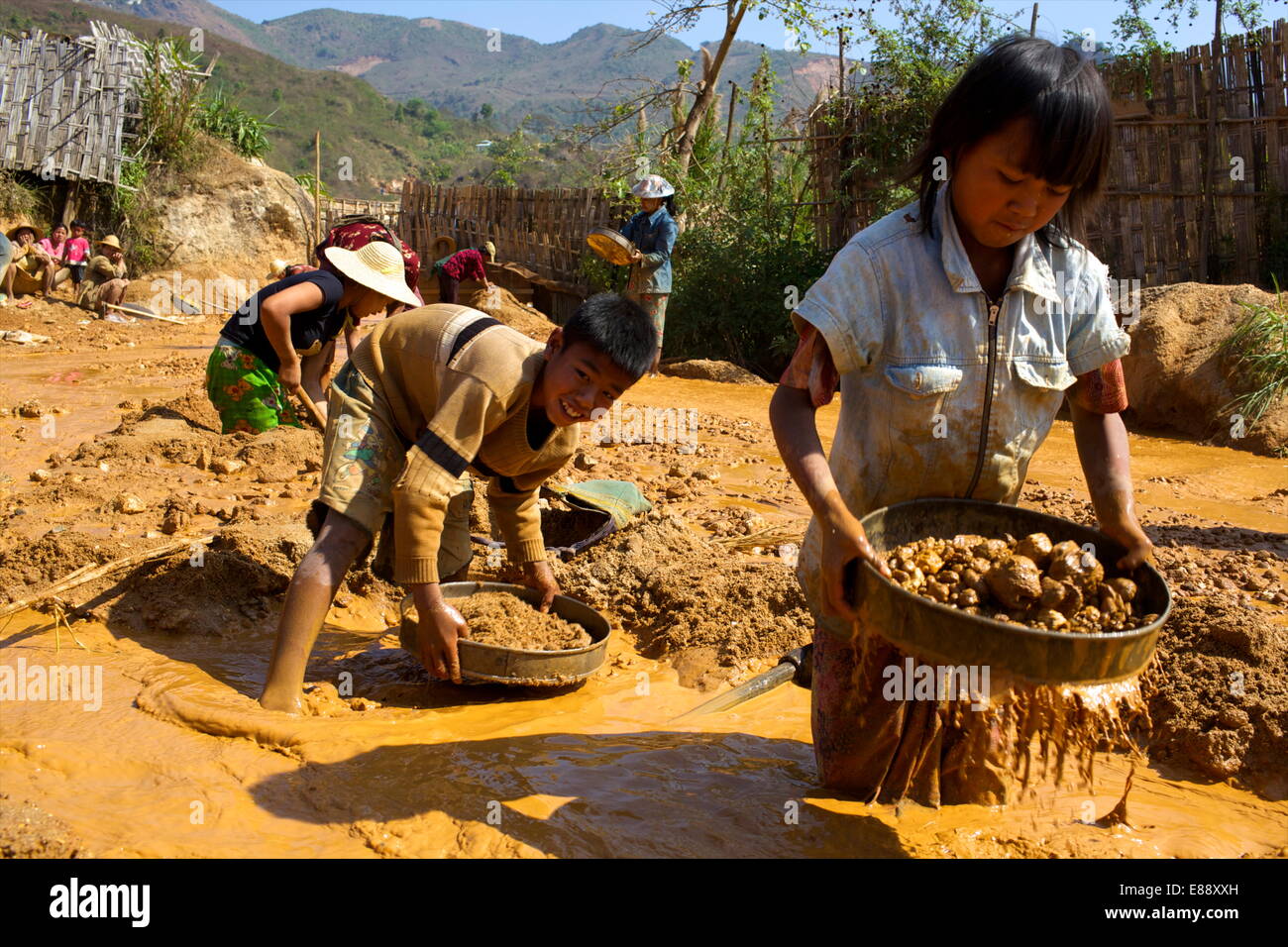 Child labor in the mines Banque de photographies et d’images à haute ...