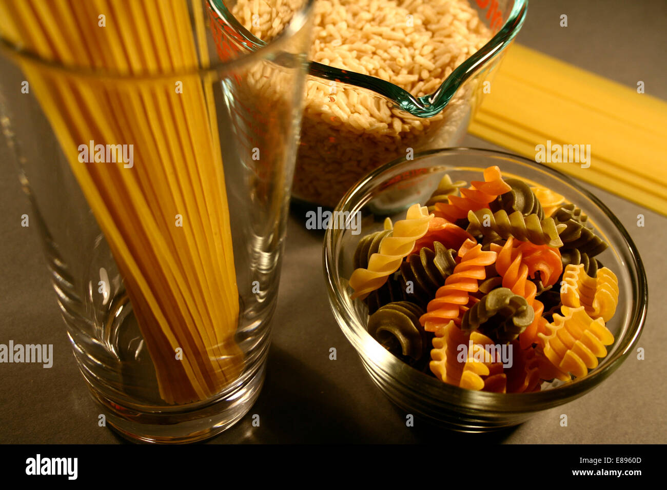 Les contenants de verre rempli d'aliments riches en glucides non cuits ...