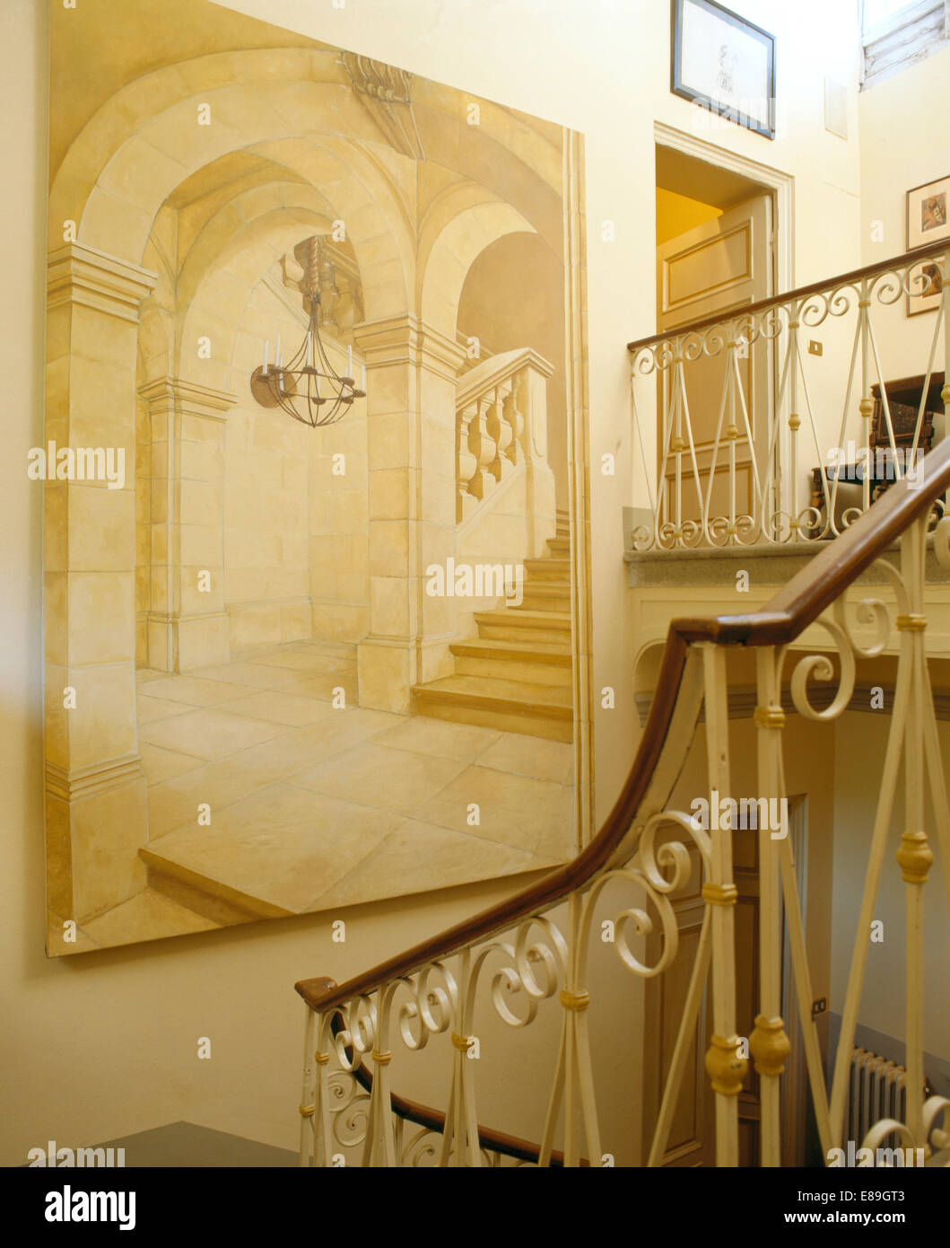 Fresque peinte sur le mur au-dessus de escalier avec balustrade en fer ...