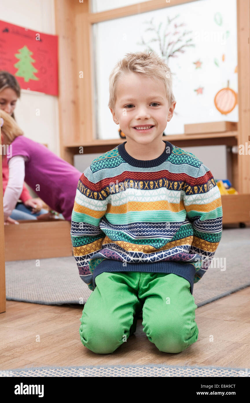 Garçon En Classe Maternelle Banque De Photographies Et Dimages à Haute