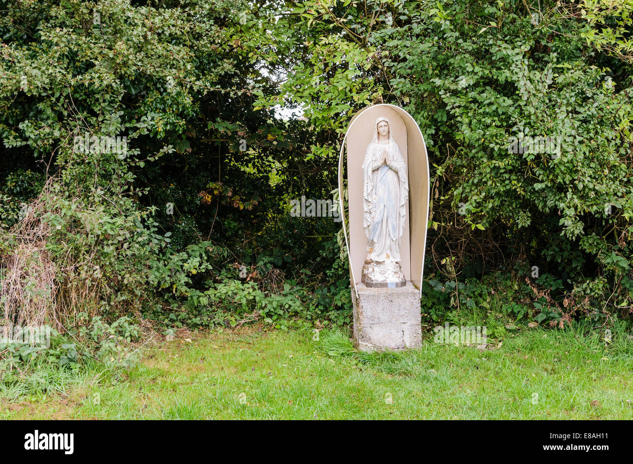 Grotte avec une statue de la vierge marie Banque de photographies et d ...